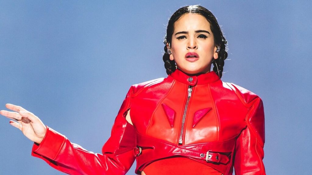 Rosalía impacta al lucir tremenda figura en diminuto traje de baño