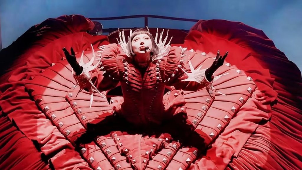 Lady Gaga emociona y genera controversia en Coachella con show "satánico"