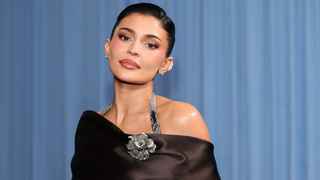 Kylie Jenner y su doloroso truco de moda que casi le cuesta sus tacones