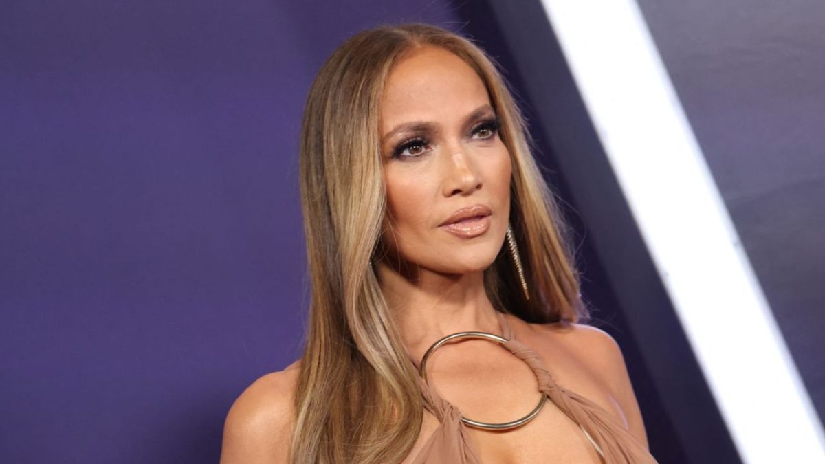 Jennifer López deslumbra en Egipto con bikinazo a sus 56 años