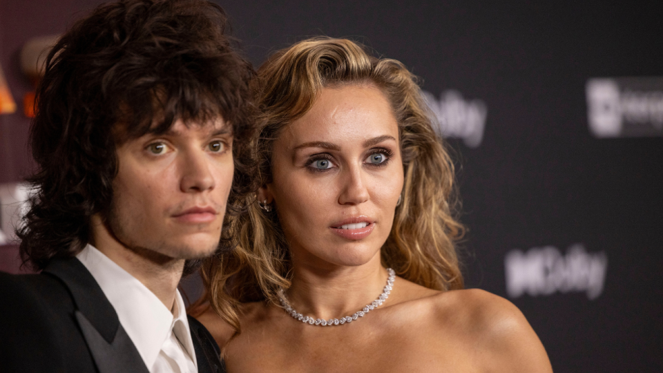 Miley Cyrus anuncia su compromiso con Maxx Morando tras 4 años de amor